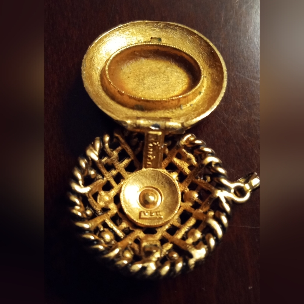 Vintage Vanda Usa Perfume Locket Pendant Gold Tone - Gem